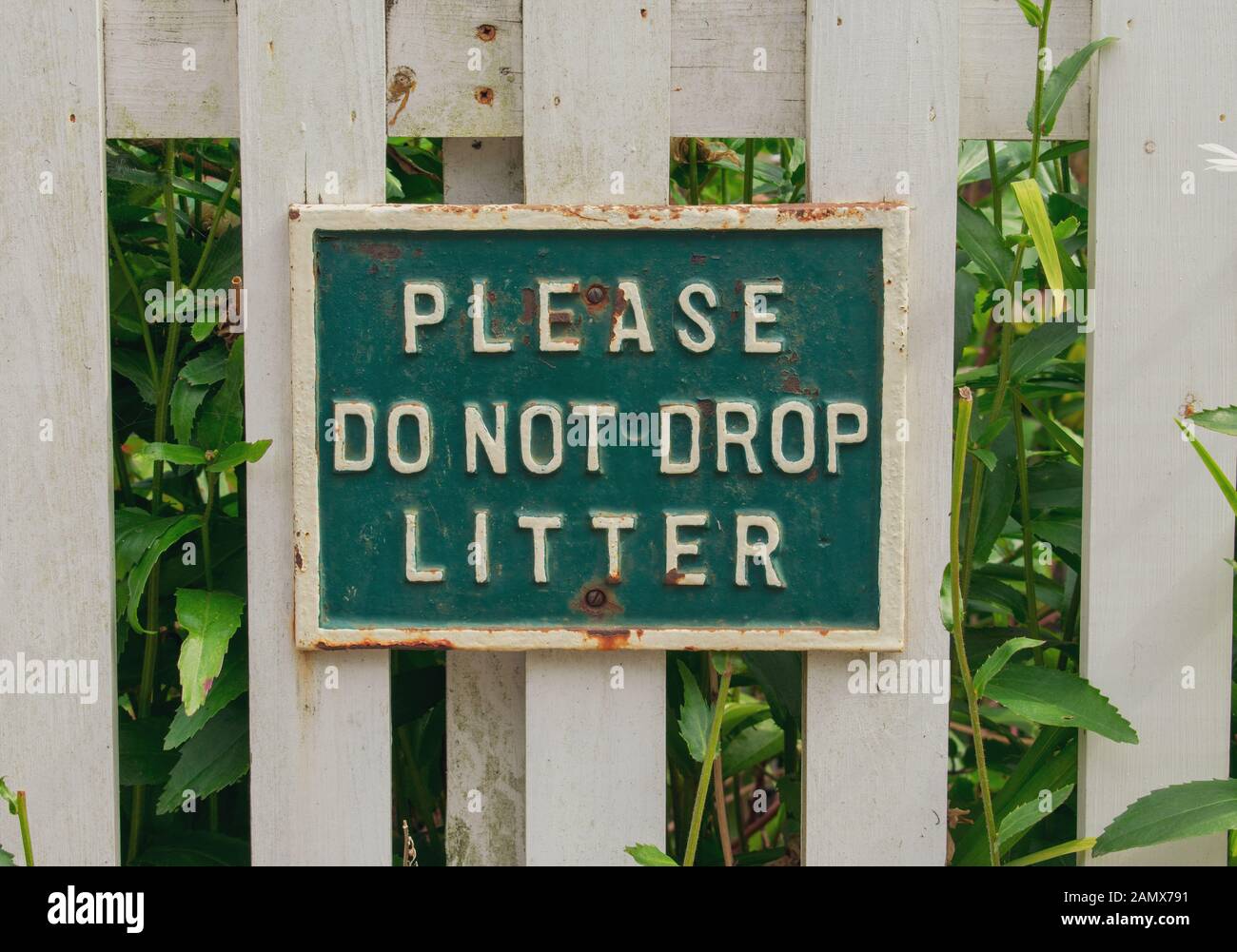 Vintage do not drop litter sign Stock Photo - Alamy