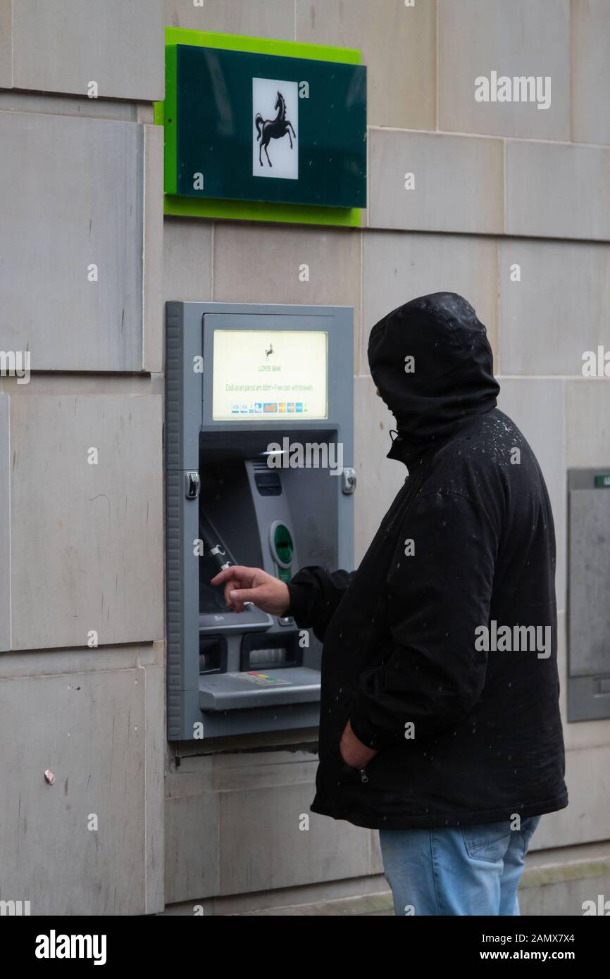 Using a cashpoint hi-res stock photography and images - Alamy