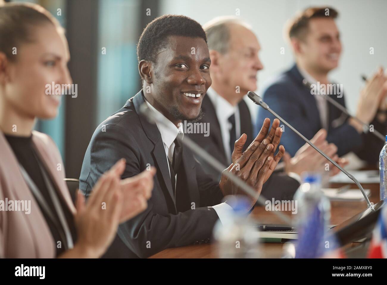 Clapping board hi-res stock photography and images - Alamy