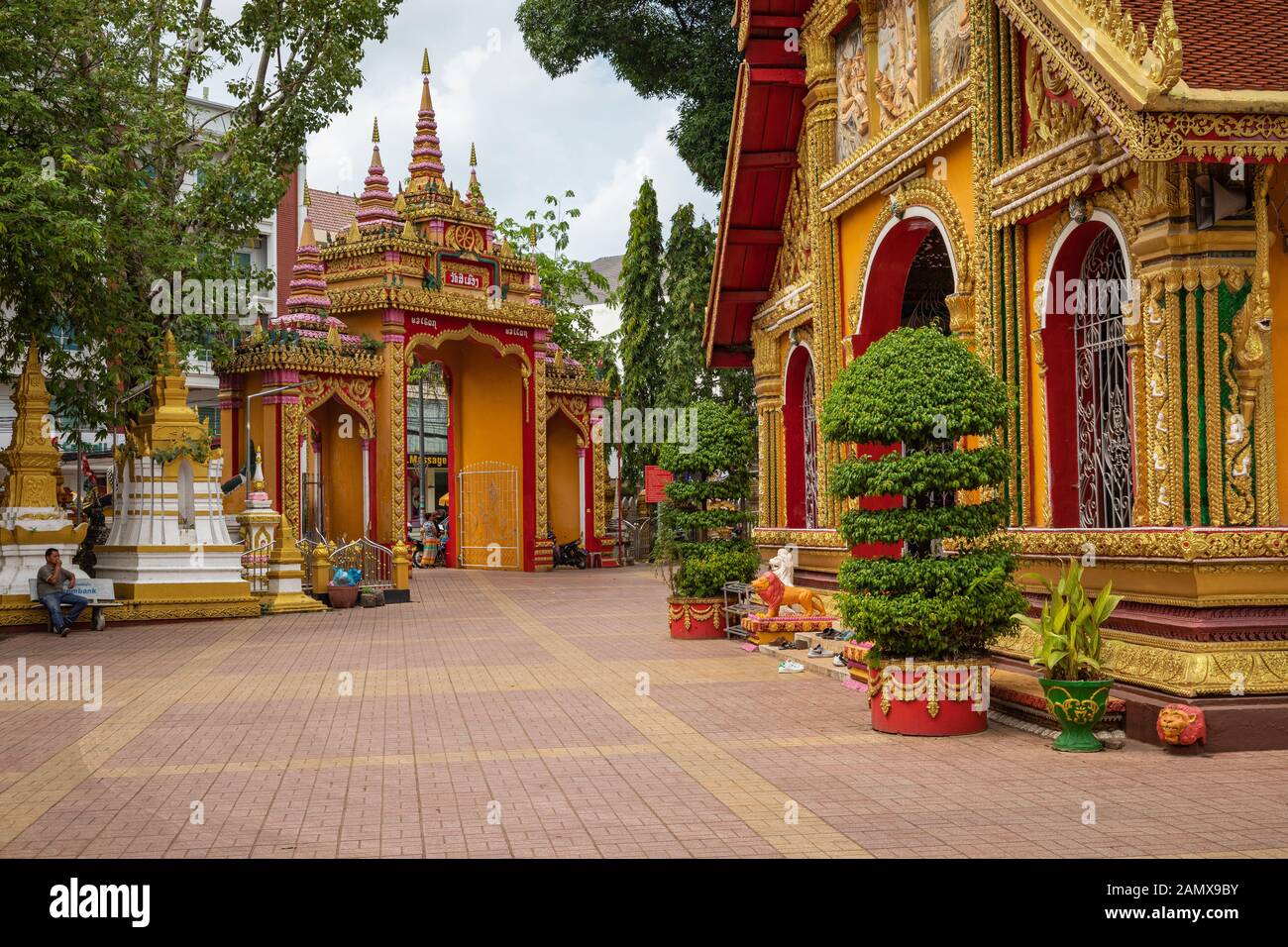 Wat muang monastery hi-res stock photography and images - Alamy