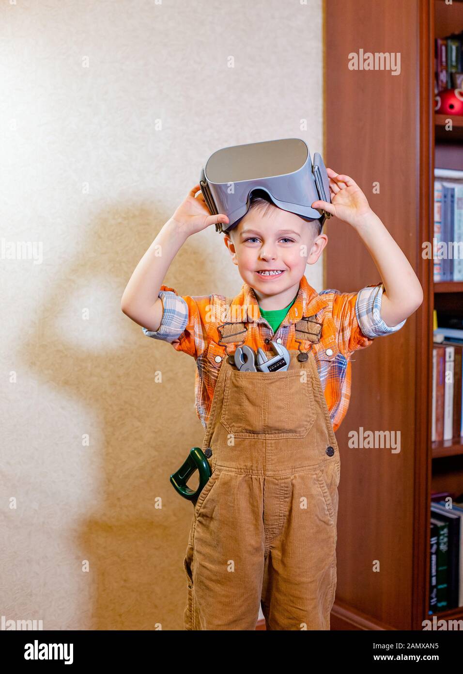 One boy plays virtual reality, a children's role-playing profession is ...