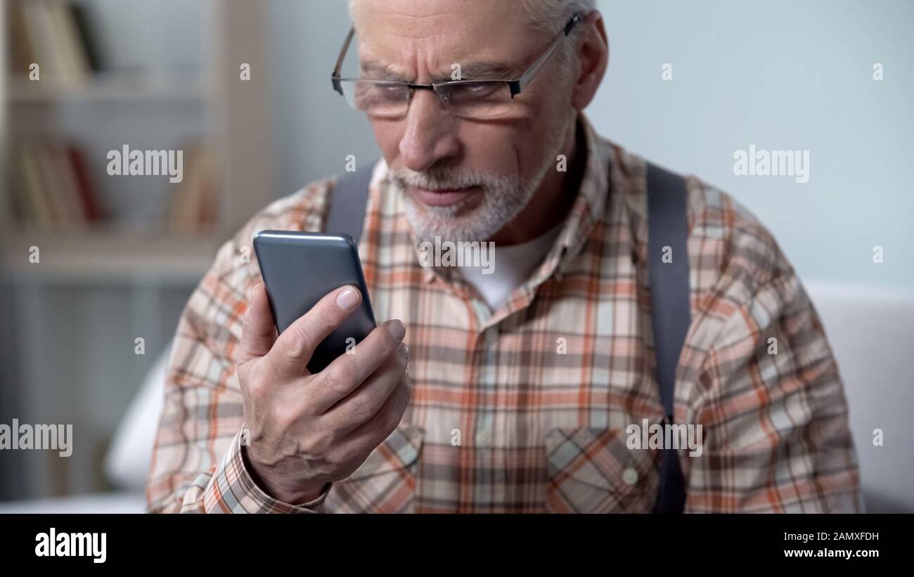 Old man confused computer hi-res stock photography and images - Alamy