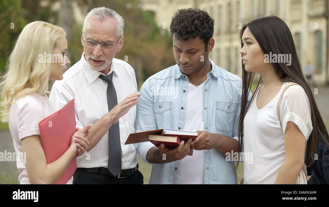 Professor talking to group students hi-res stock photography and images ...