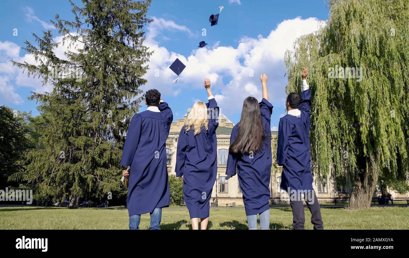 Students graduation throwing hats hi-res stock photography and images ...