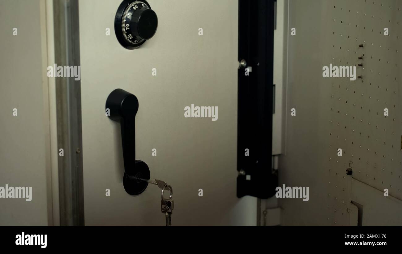 Money left in locker hi-res stock photography and images - Alamy