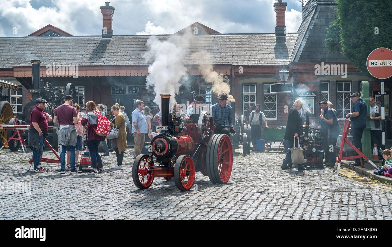 Vintage UK steam traction engines preserved, on show working at steam ...