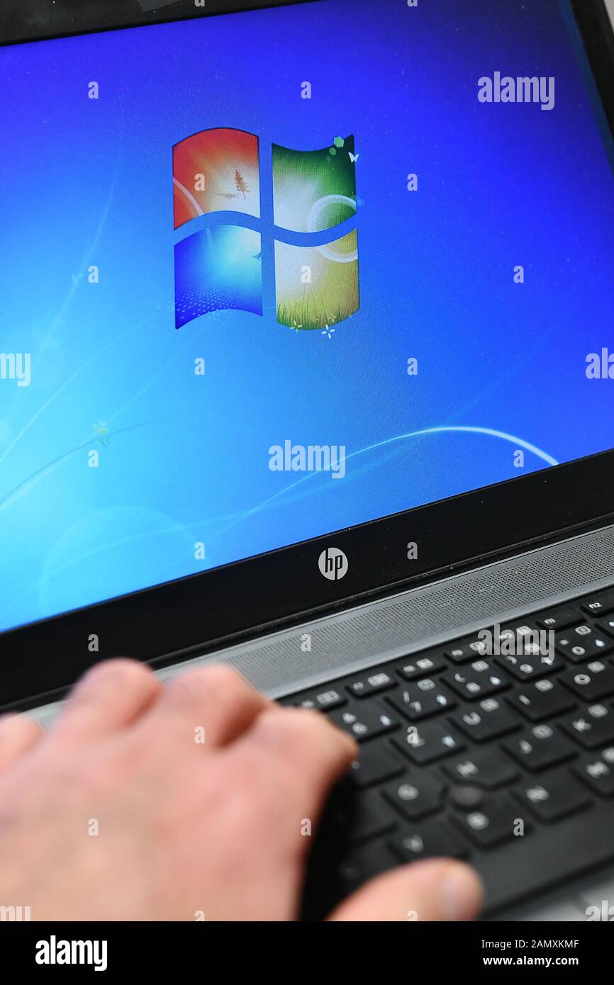 Operating computers hi-res stock photography and images - Alamy