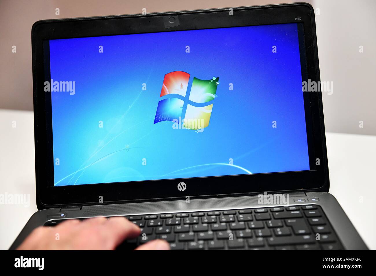 Windows 7 operating system hi-res stock photography and images - Alamy