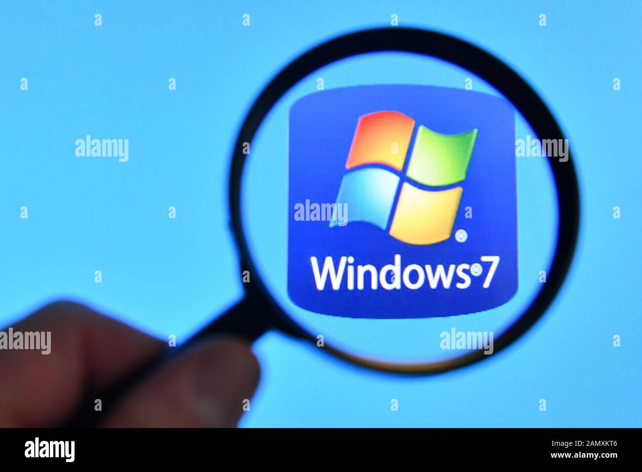 Windows 7 operating system hi-res stock photography and images - Alamy