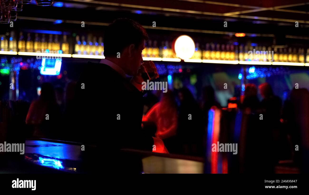 Woman drinking dancing nightclub hi-res stock photography and images ...