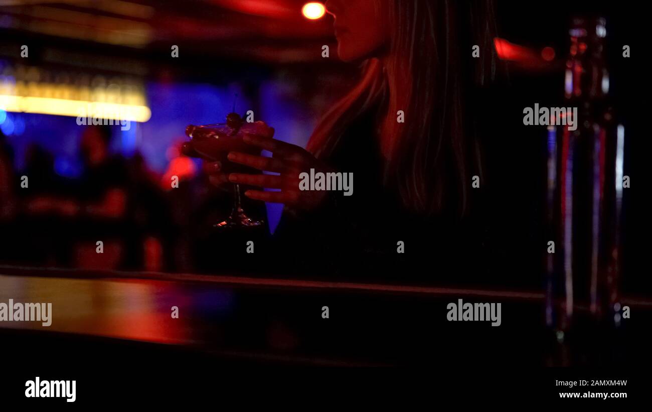 Bar nightlife alone woman hi-res stock photography and images - Alamy