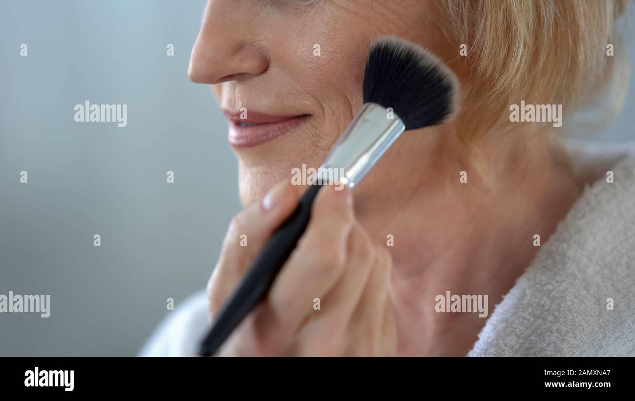 Woman brush powder mature hi-res stock photography and images - Alamy