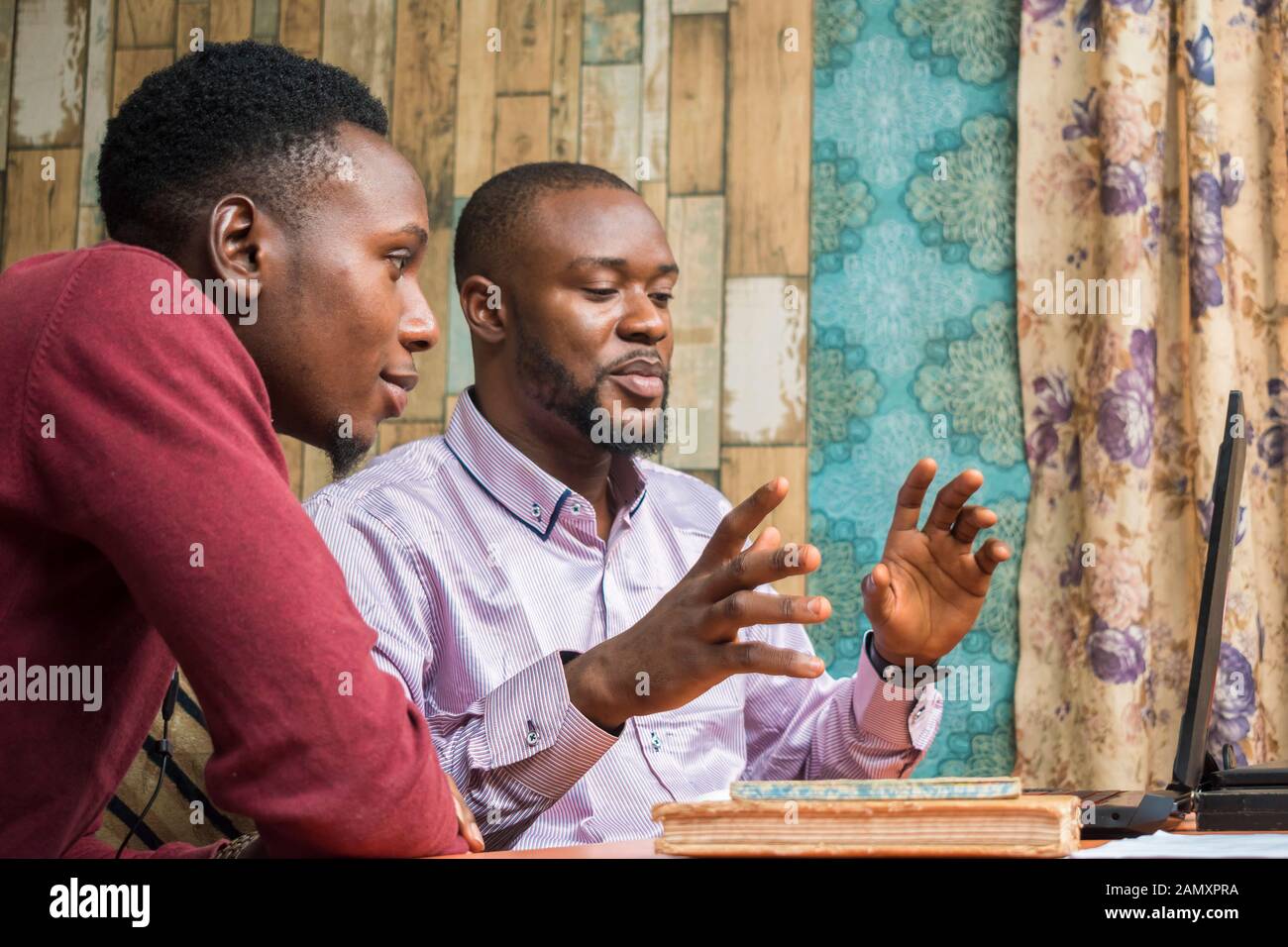 Business man explaining something colleagues hi-res stock photography ...