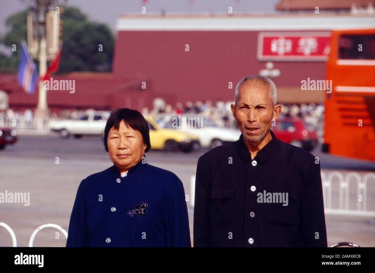Ehepaar auf dem Platz des Himmlischen Friedens in Peking, China um 1990 ...