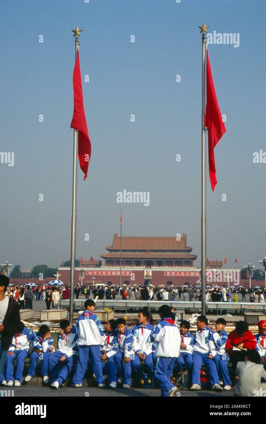 Junge Pioniere auf dem Platz des Himmlischen Friedens in Peking, China ...