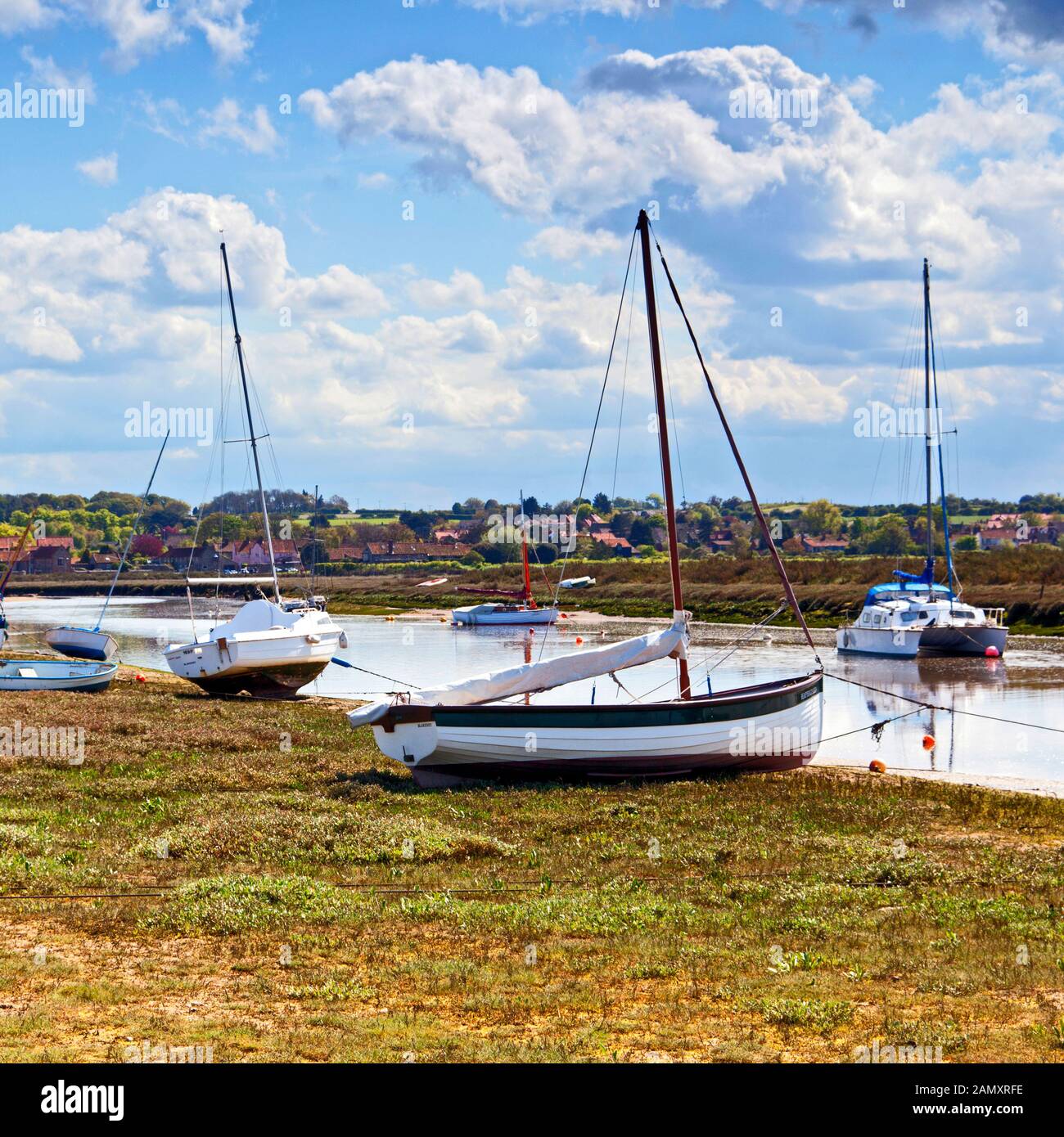Blakeney norfolk coast tidal boat hi-res stock photography and images ...
