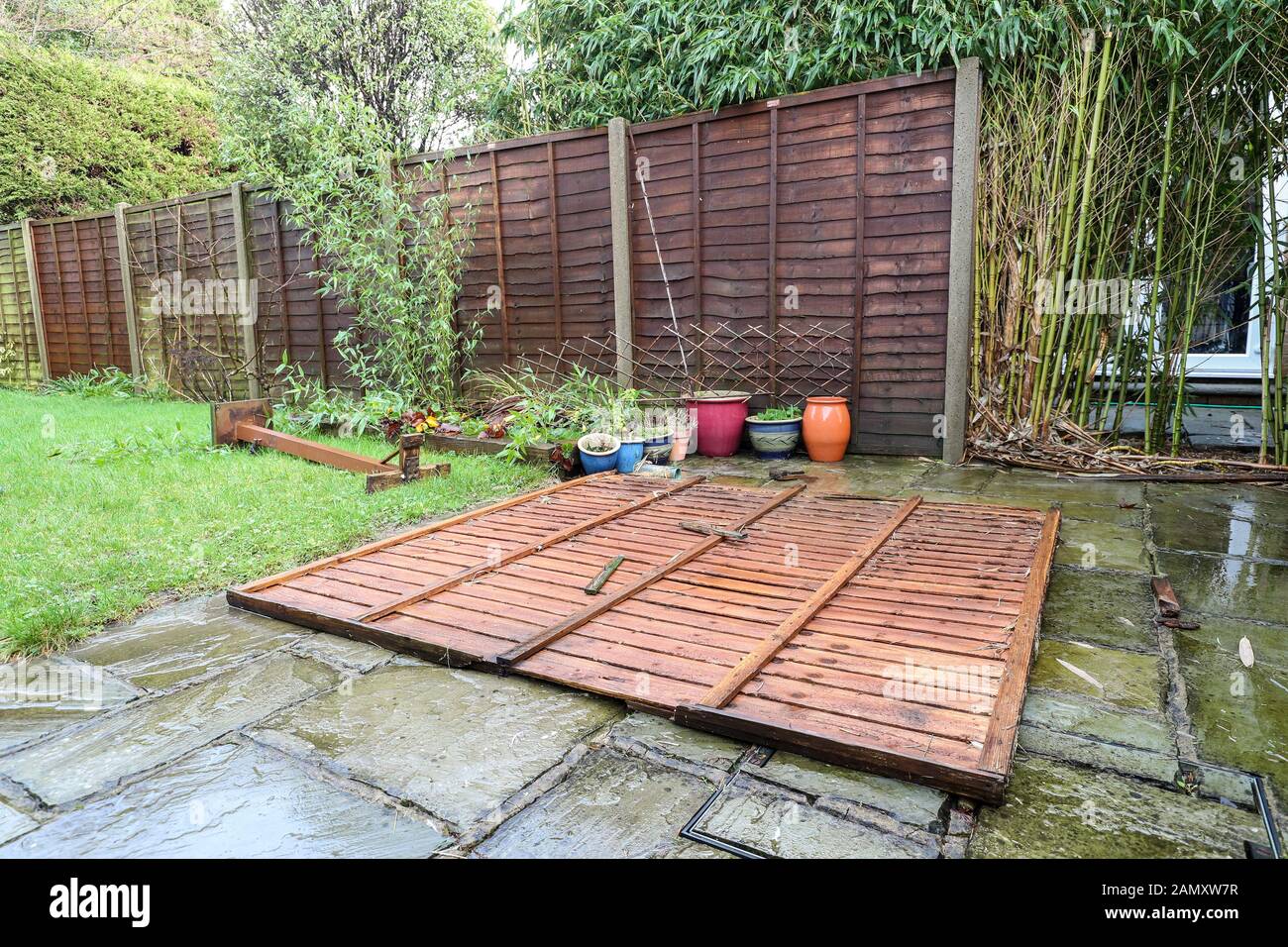 Broken garden fence panel hi-res stock photography and images - Alamy