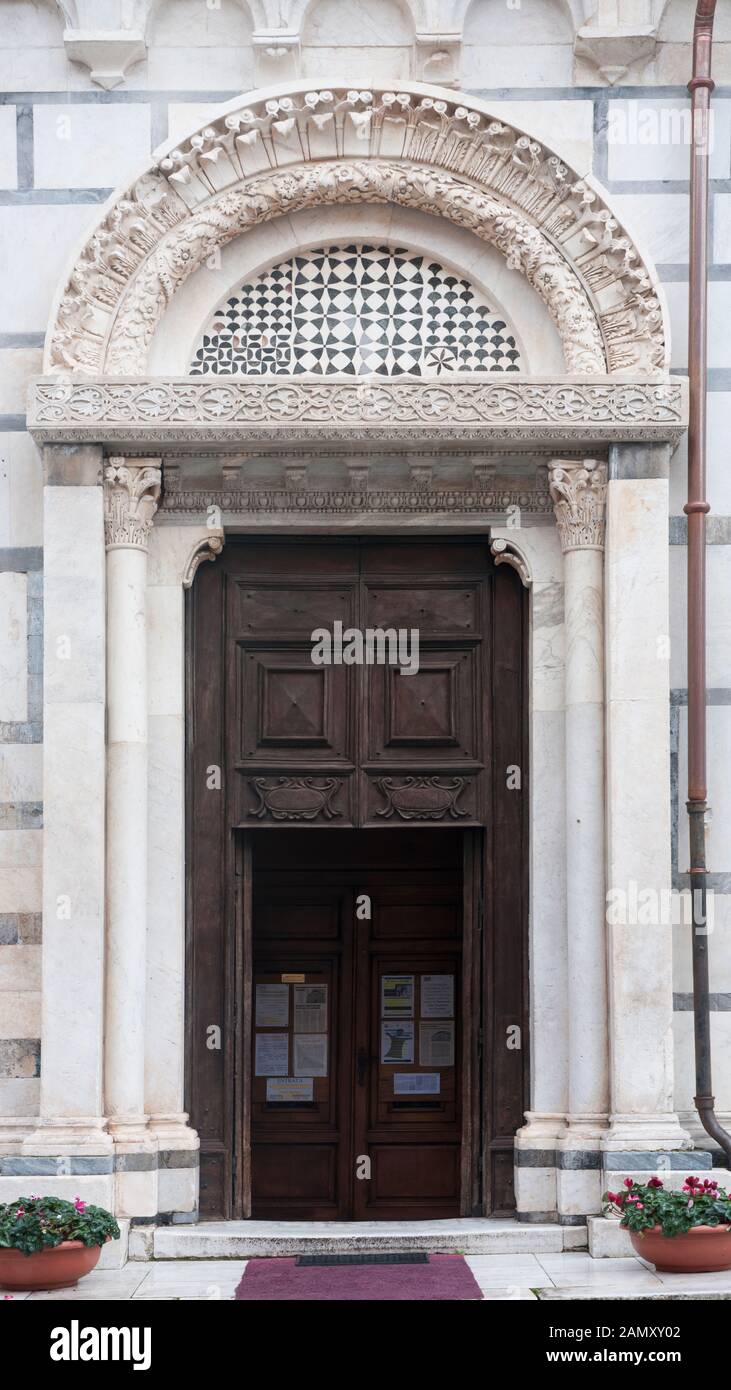 Side portal main facade hi-res stock photography and images - Alamy