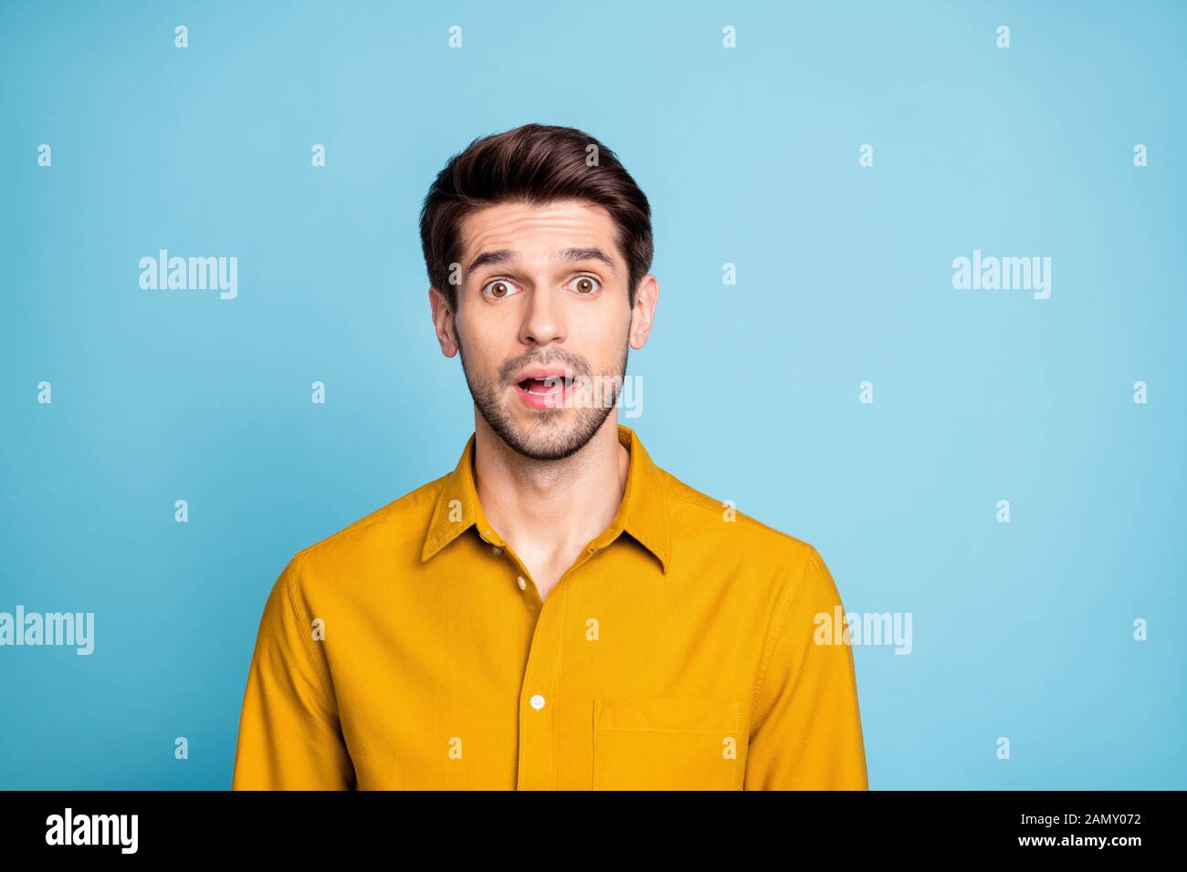 Photo of shocked amazed handsome attractive guy in formalwear learning ...