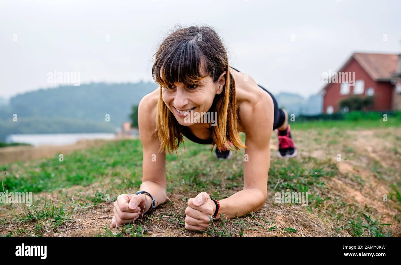 Female athlete training doing plank Stock Photo - Alamy