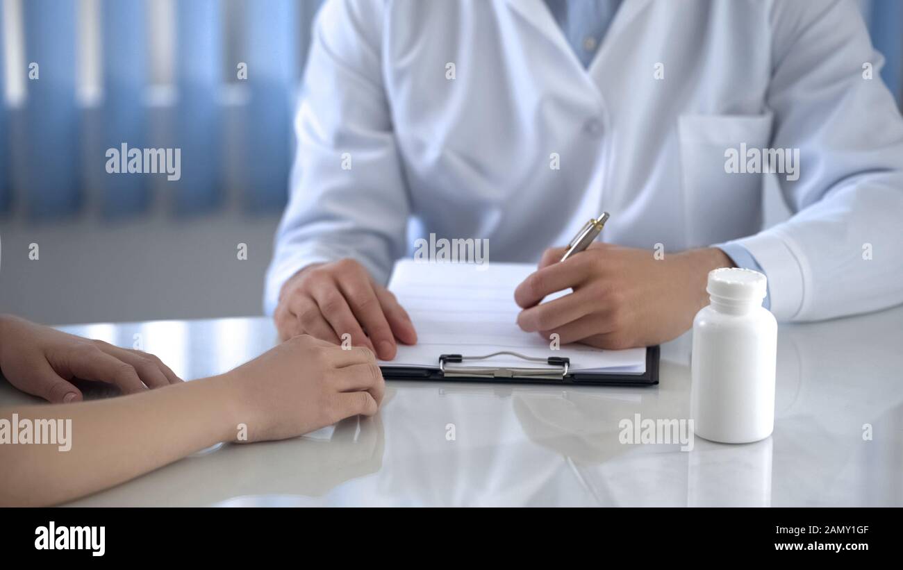 Doctor prescribing drug to patient hi-res stock photography and images ...