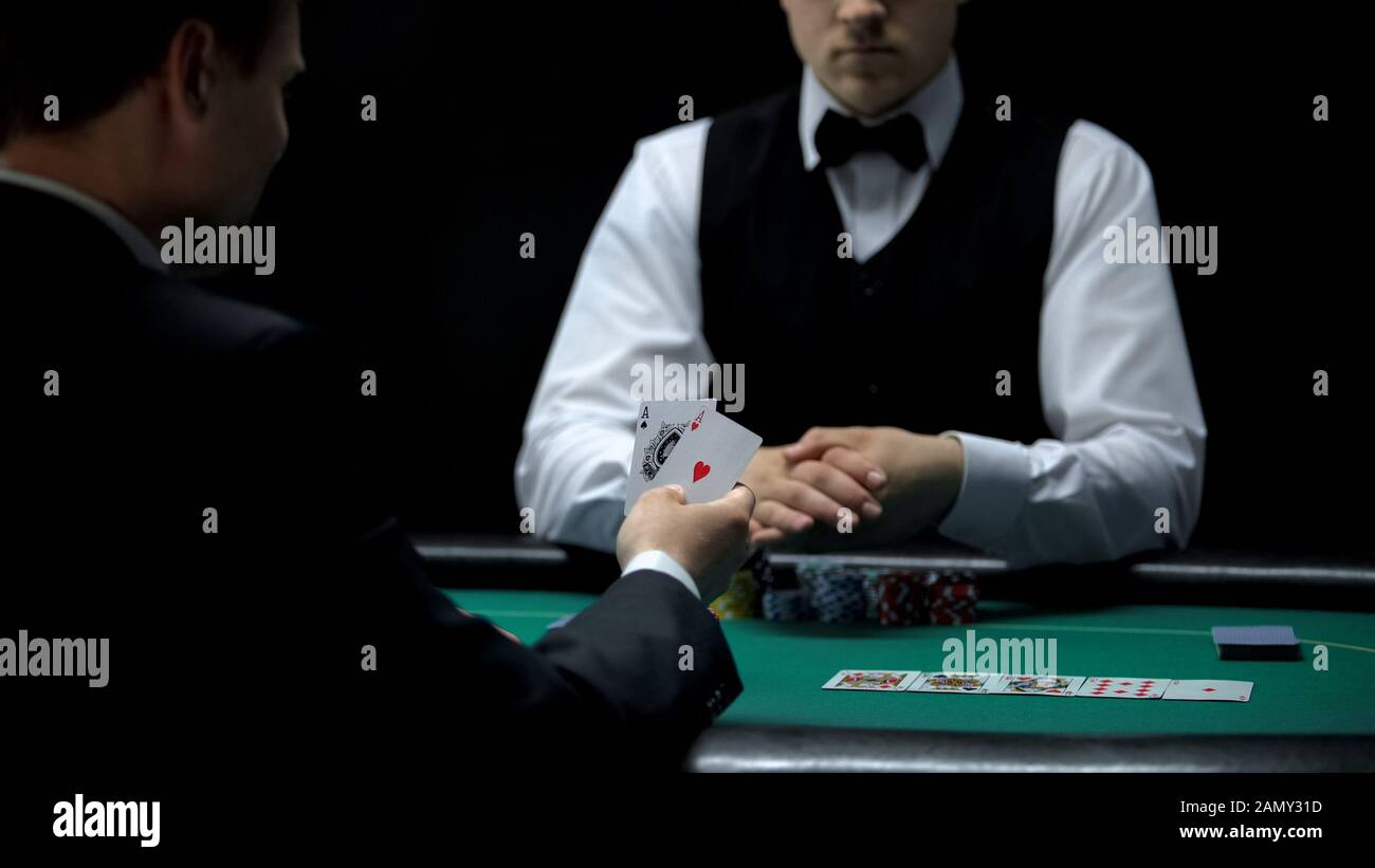 Throwing playing cards hi-res stock photography and images - Alamy