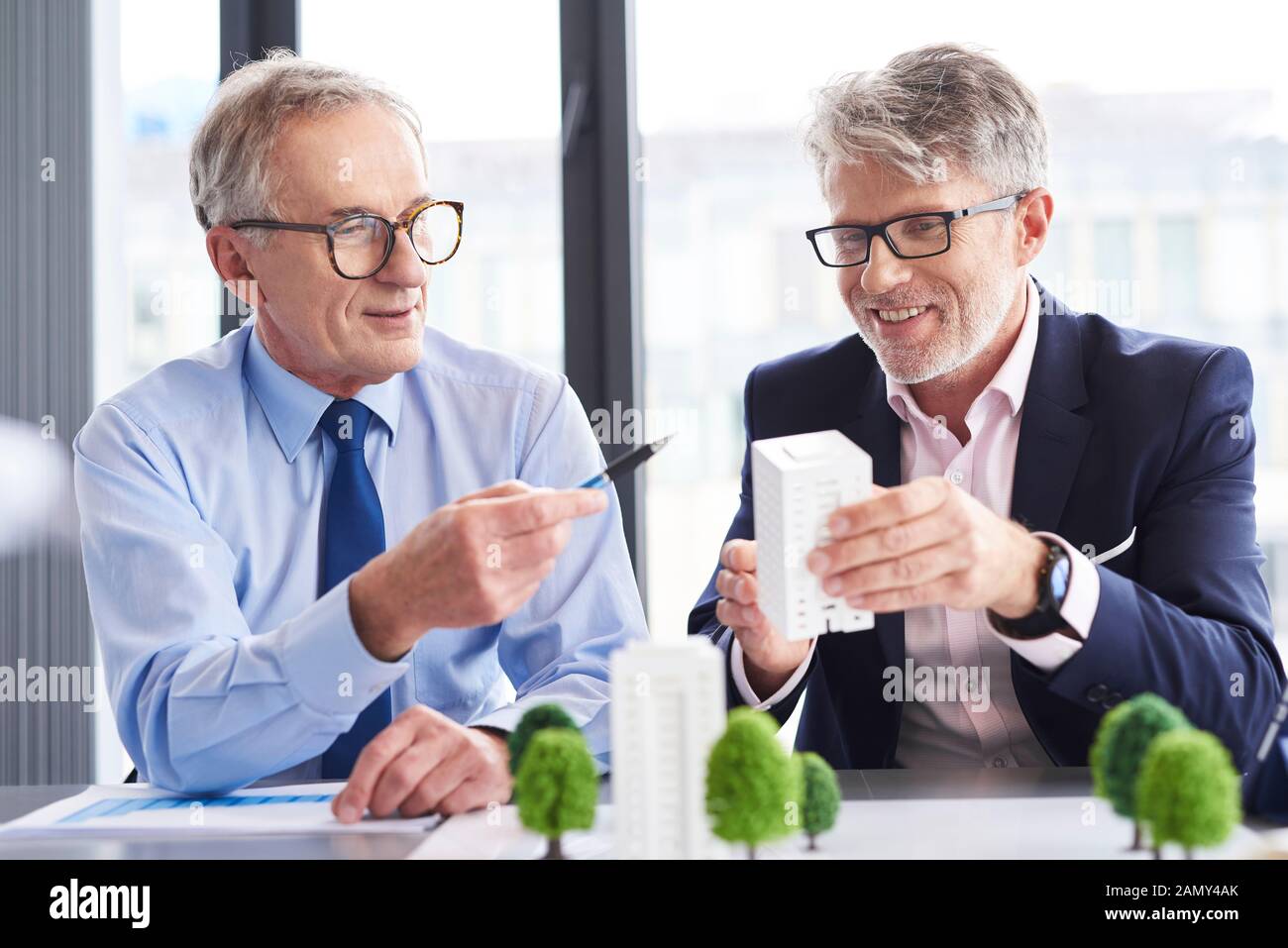 Construction conversation business hi-res stock photography and images ...
