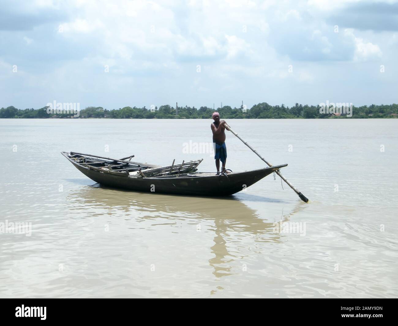 Traditional boatman (ferry people Majhi) rowing boat (called Nauka) on ...