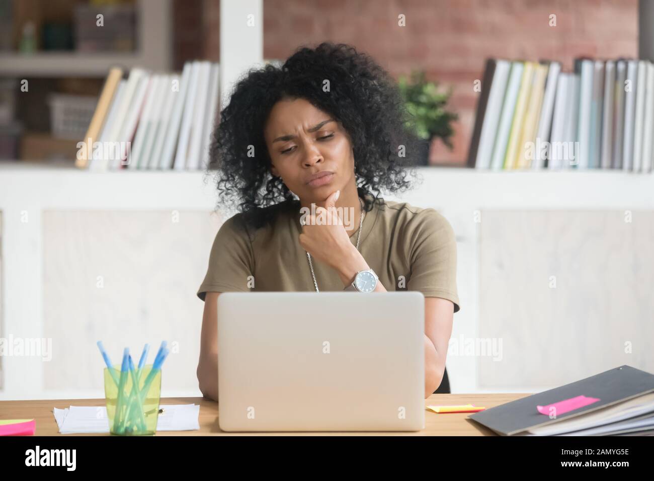Black woman thinking hi-res stock photography and images - Alamy