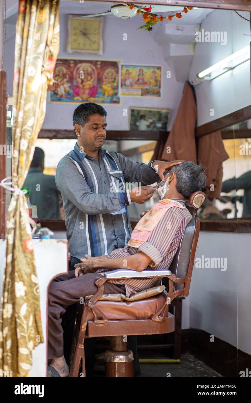 Men sitting in barbershop hi-res stock photography and images - Alamy