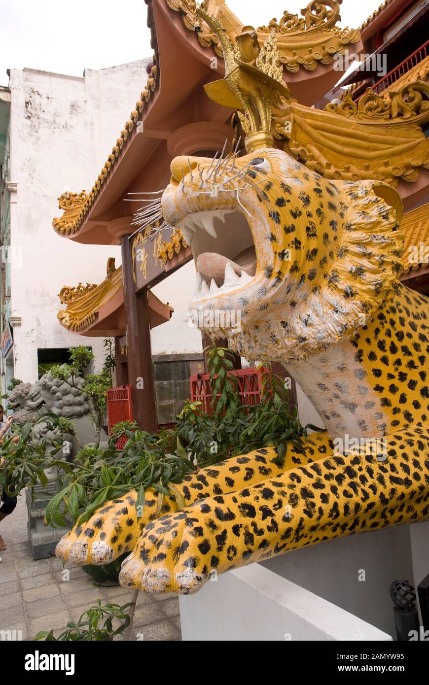 Tiger statue outside Sakaya Muni Buddha Gaya (Temple of 1000 Lights ...