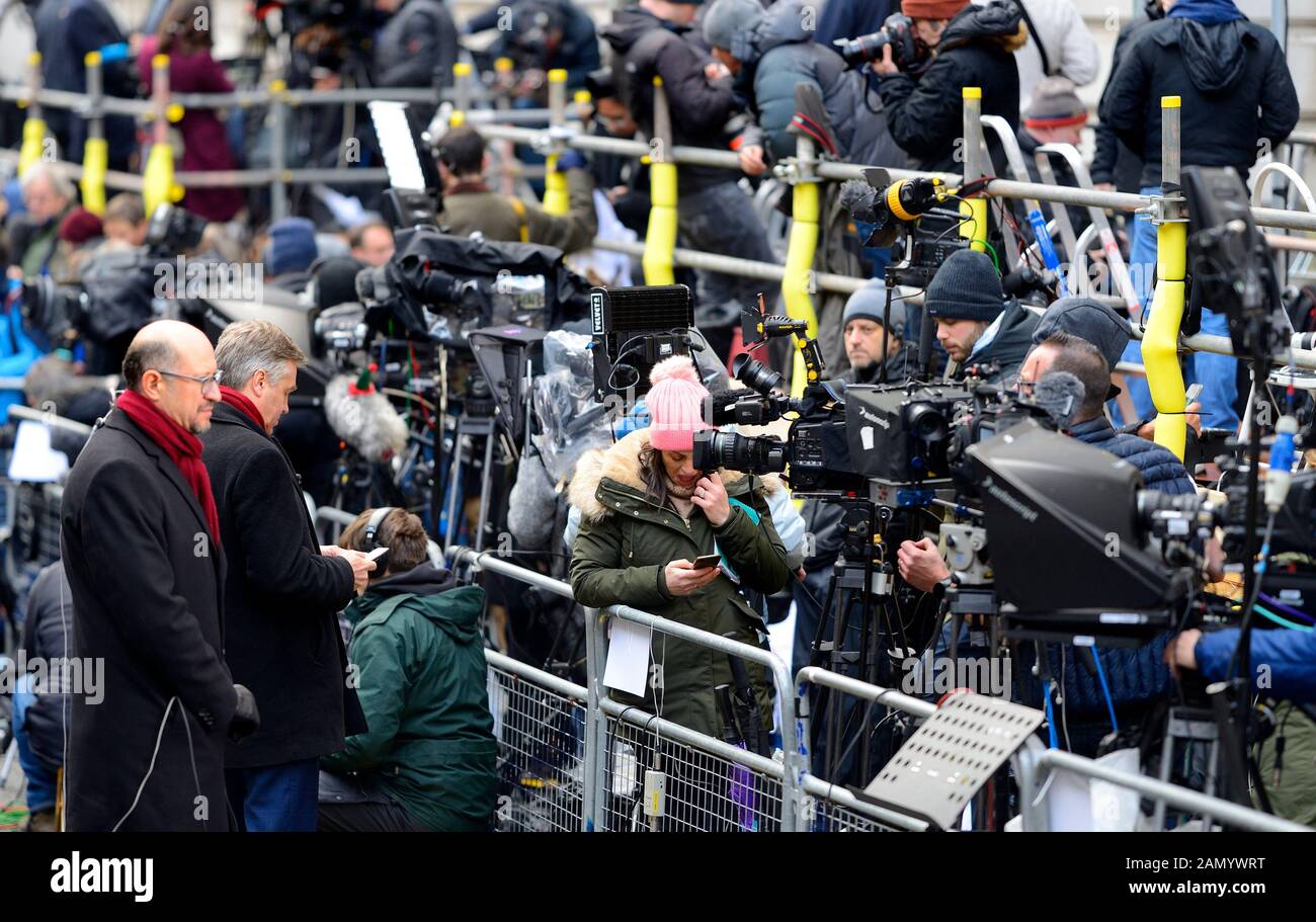 Media reporting from Downing Street, London, UK Stock Photo - Alamy