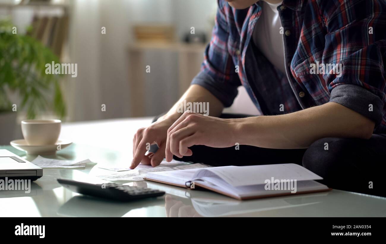 Supermarket receipt male hi-res stock photography and images - Alamy