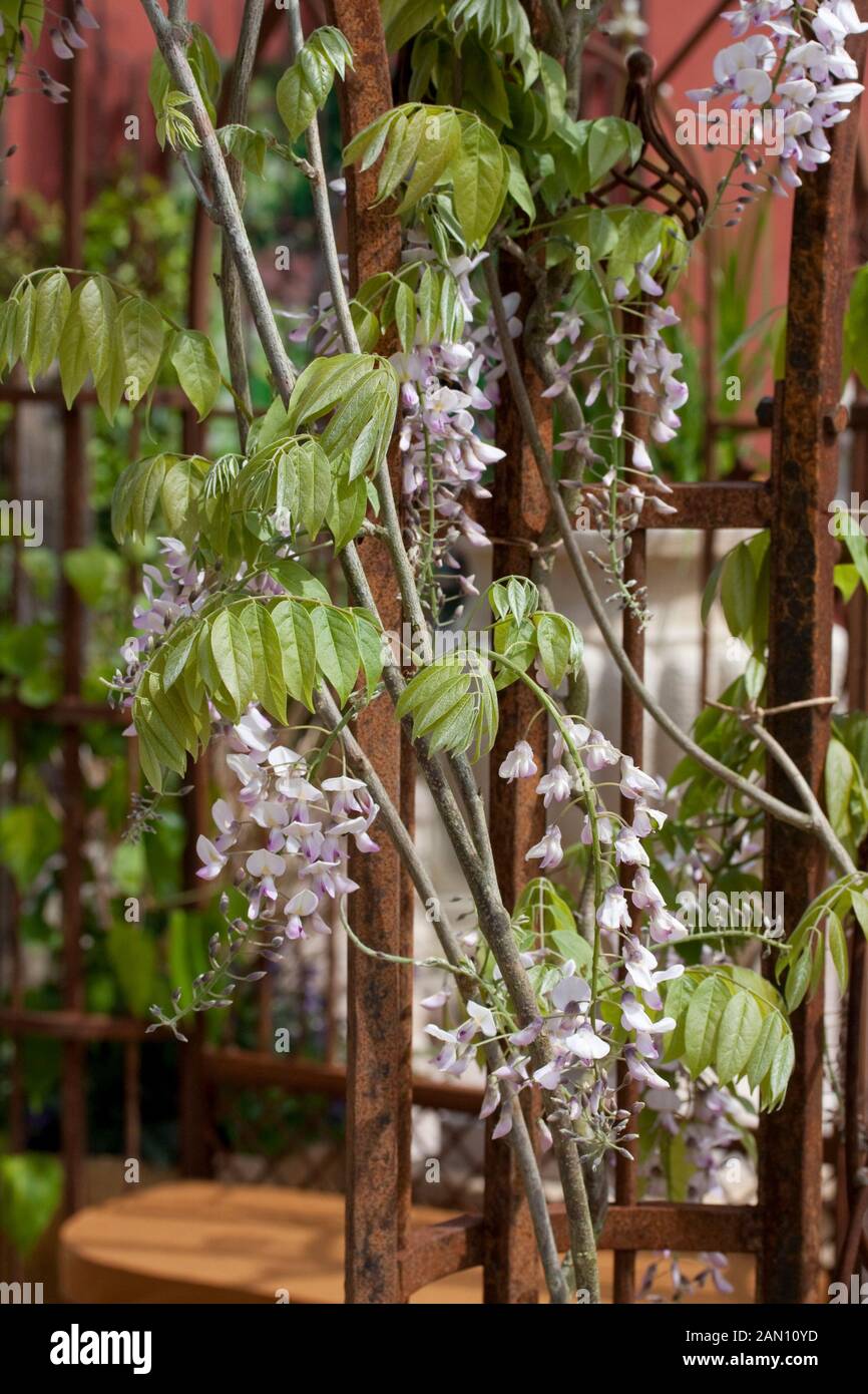 Metal frame support hi-res stock photography and images - Alamy