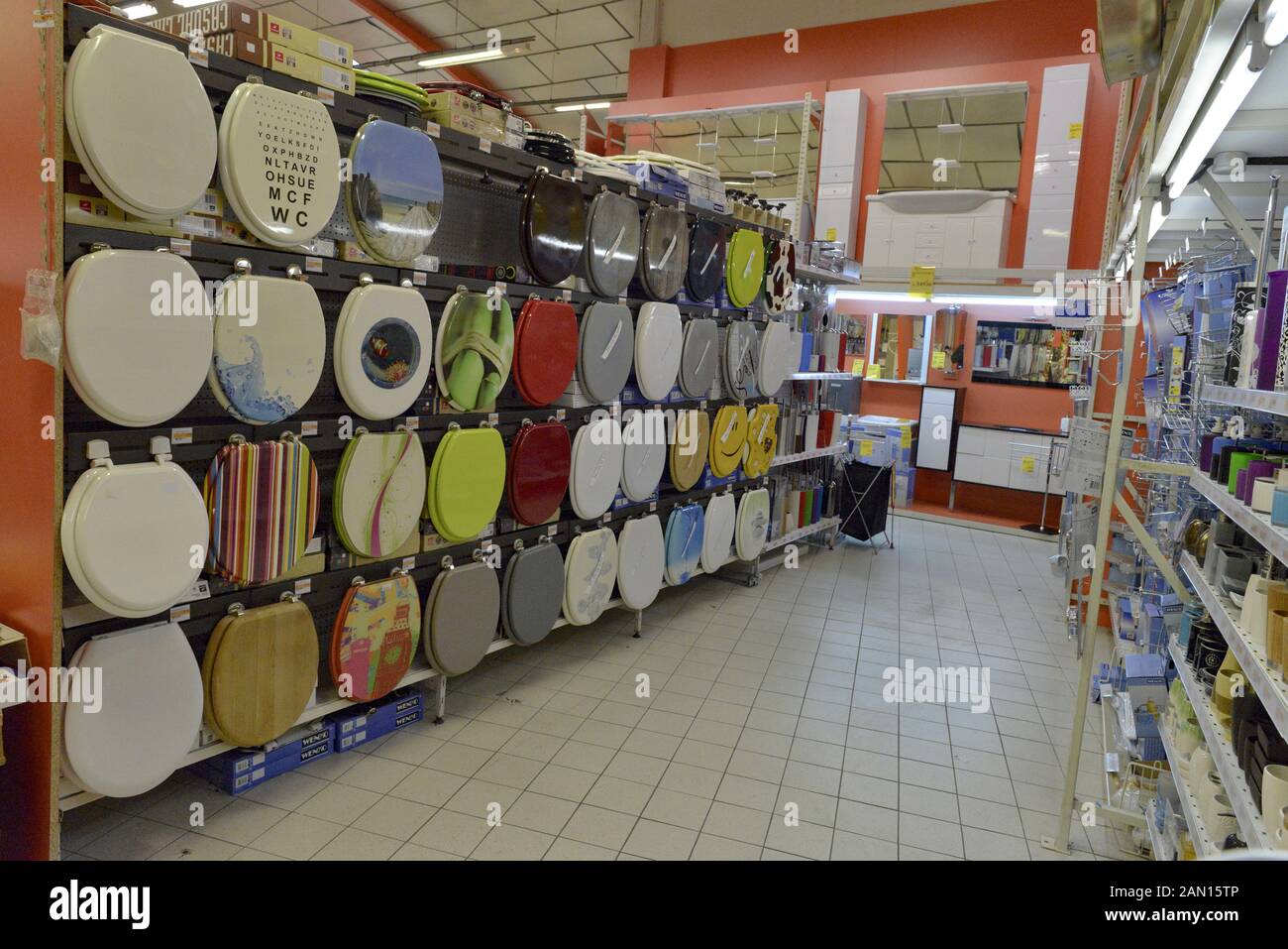 France Brive La Gaillarde : 08/2018, Empty hardware store, DIY Shop ...