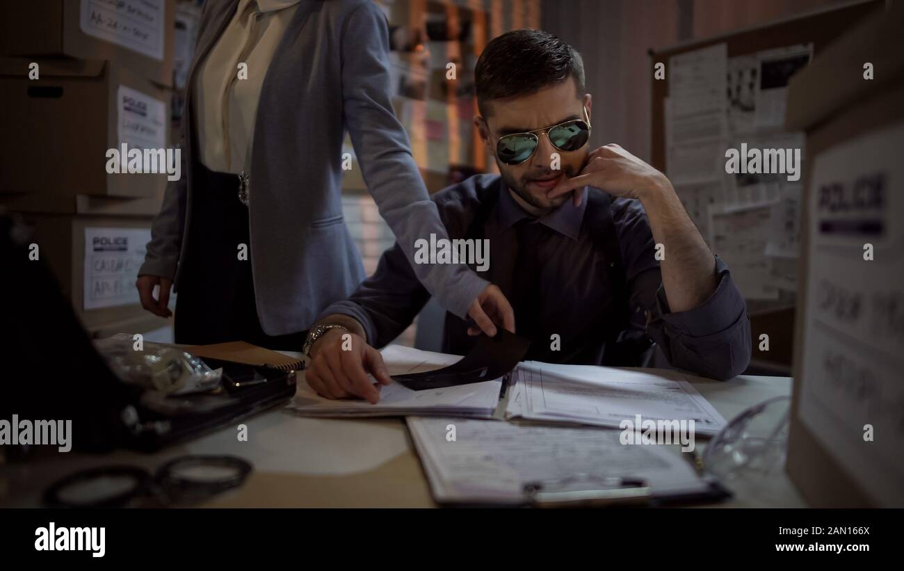 Law enforcement office partners find out the secret photo, solving the ...