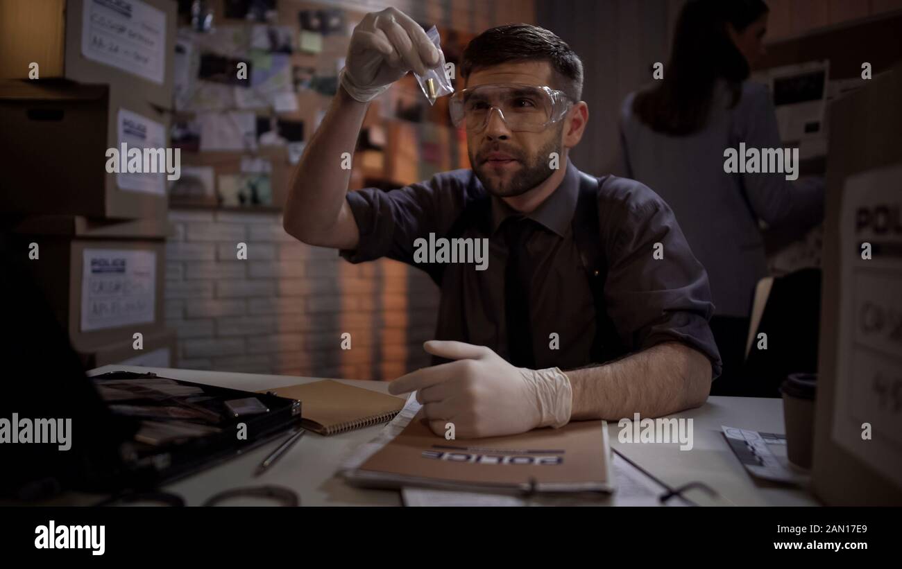 Forensic scientist hi-res stock photography and images - Alamy