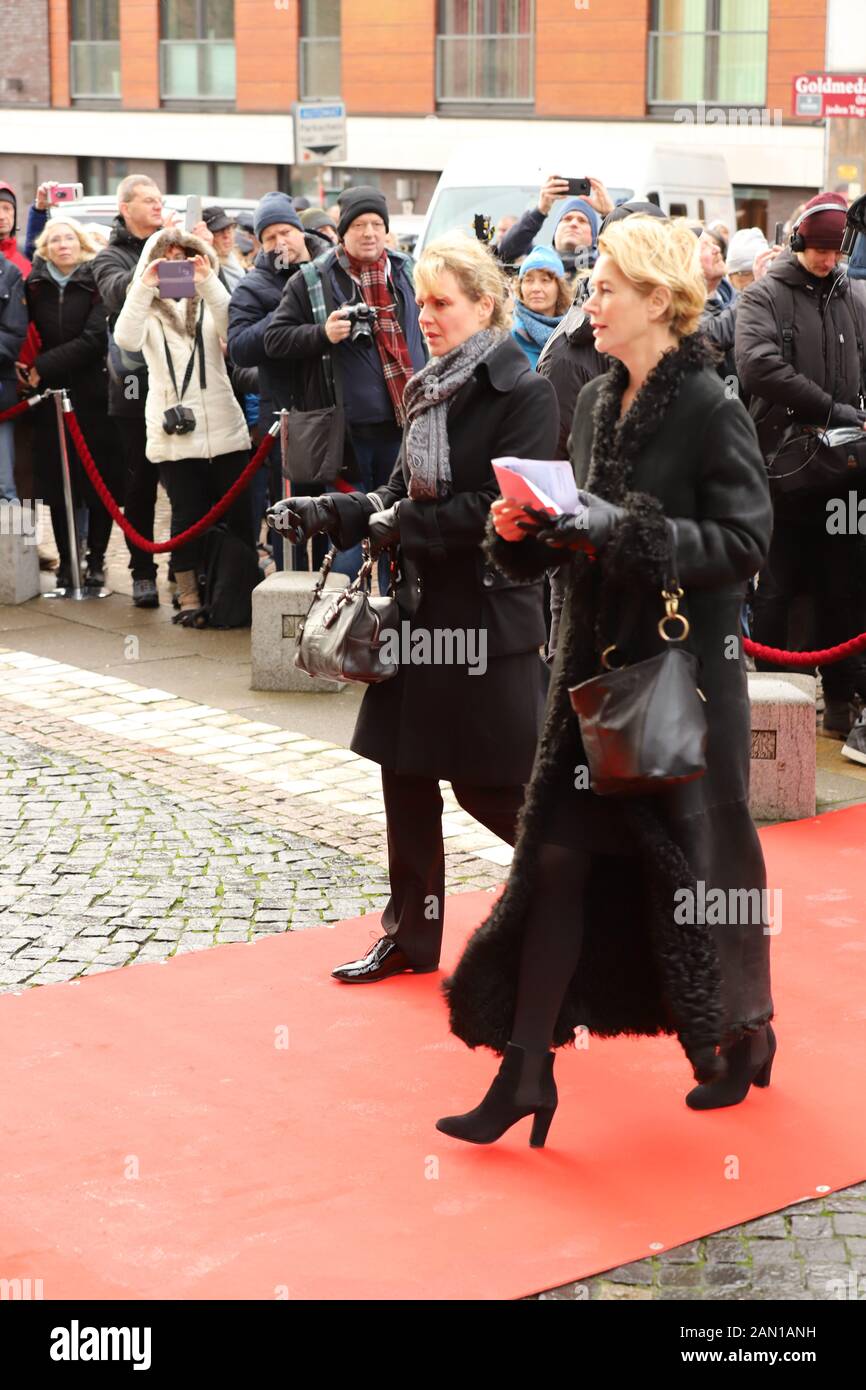v.l. Anja Nejarri, Dorothea Schenck, Trauerfeier für Jan Fedder, St ...