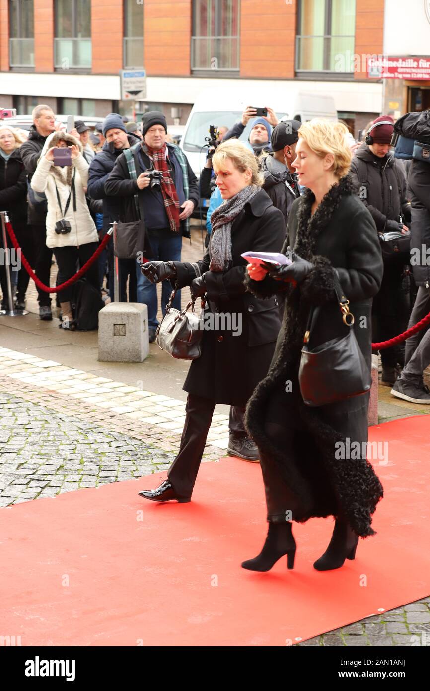 v.l. Anja Nejarri, Dorothea Schenck, Trauerfeier für Jan Fedder, St ...