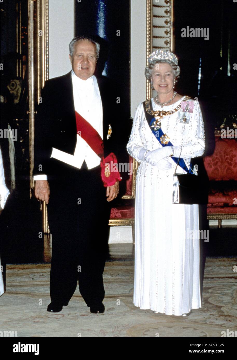 President mario soares portugal queen elizabeth ii hi-res stock ...
