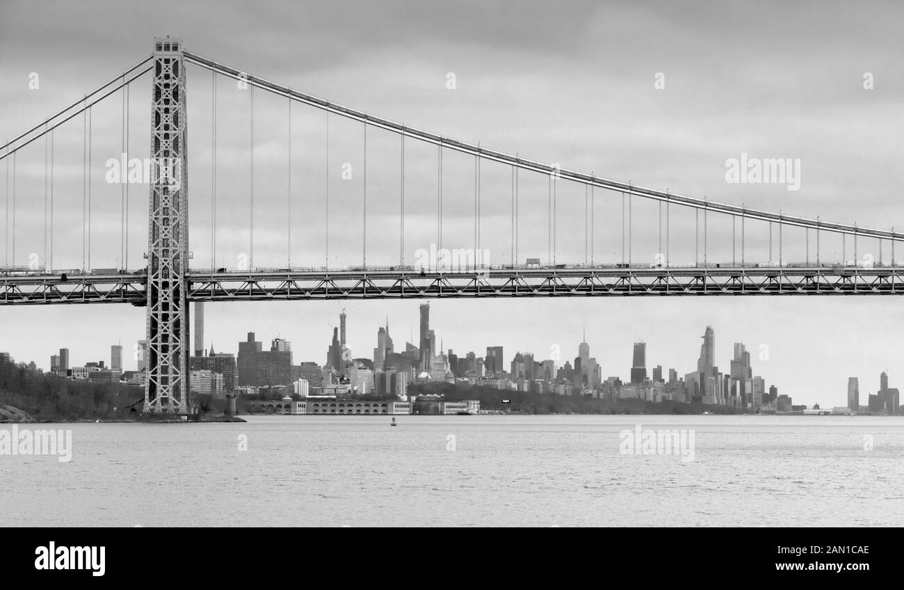 The stunning skyline of Manhattan Island and the George Washington ...