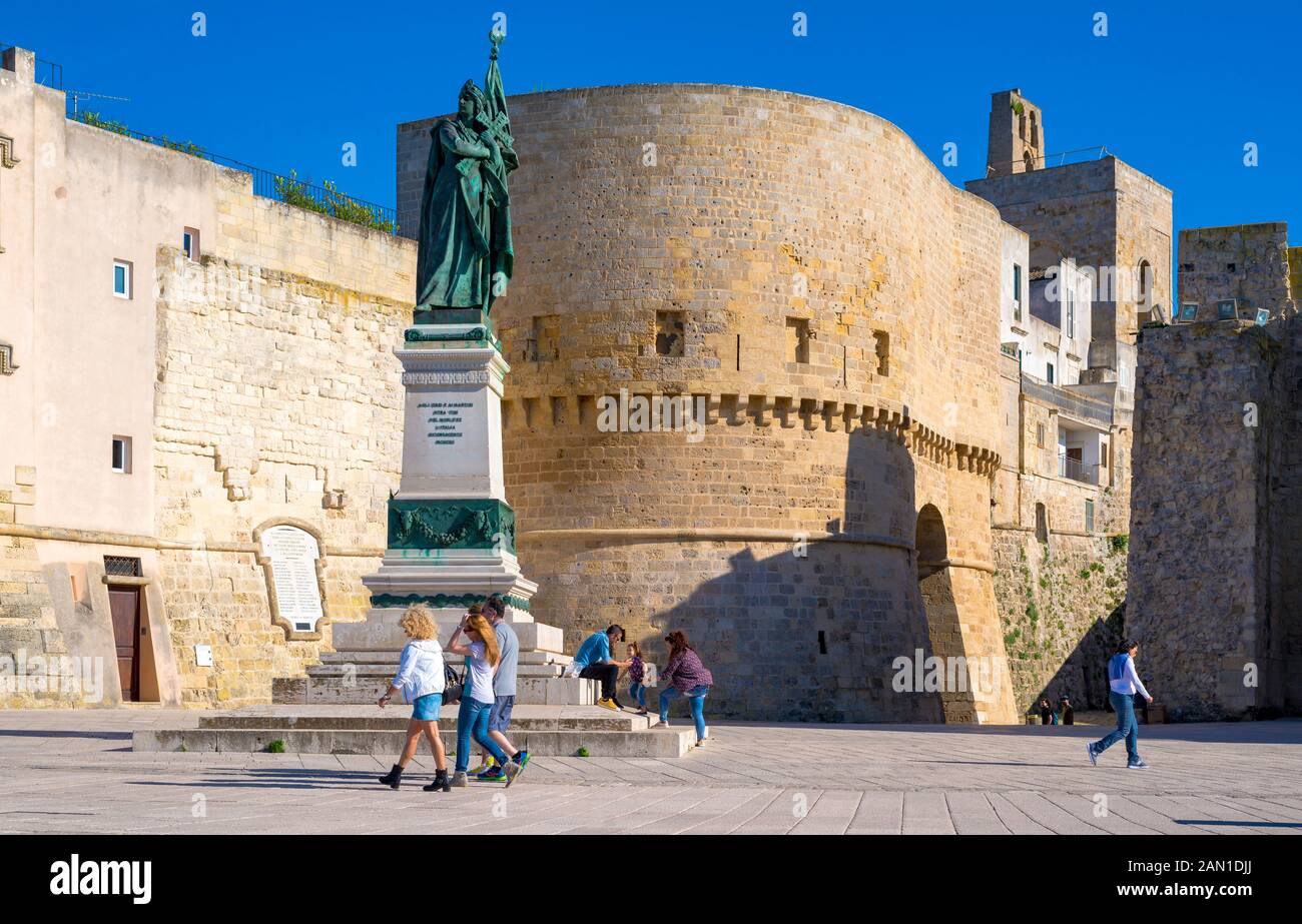 Otranto, Italia - 19 may 2018: monument dedicated to the heroes and ...