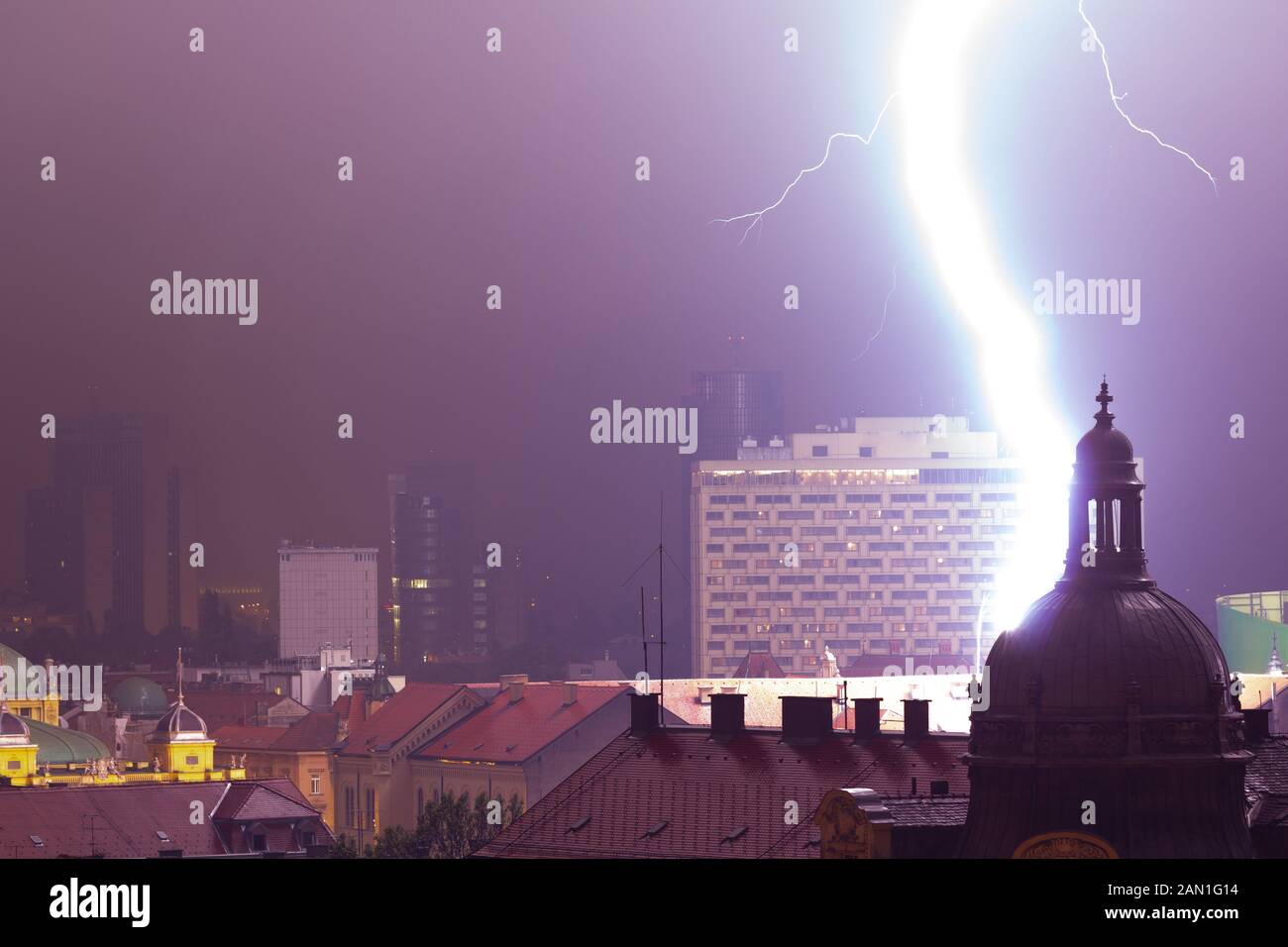 Thunderstorm building hi-res stock photography and images - Alamy
