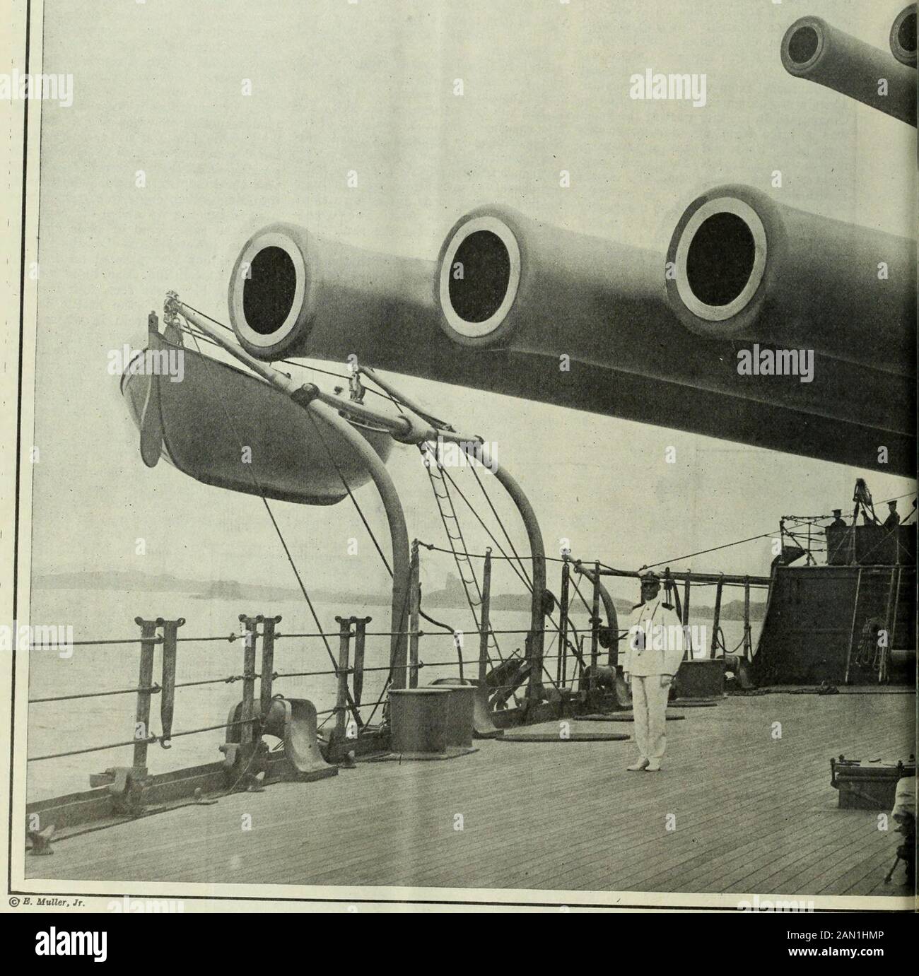 Bagged clothes hi-res stock photography and images - Alamy