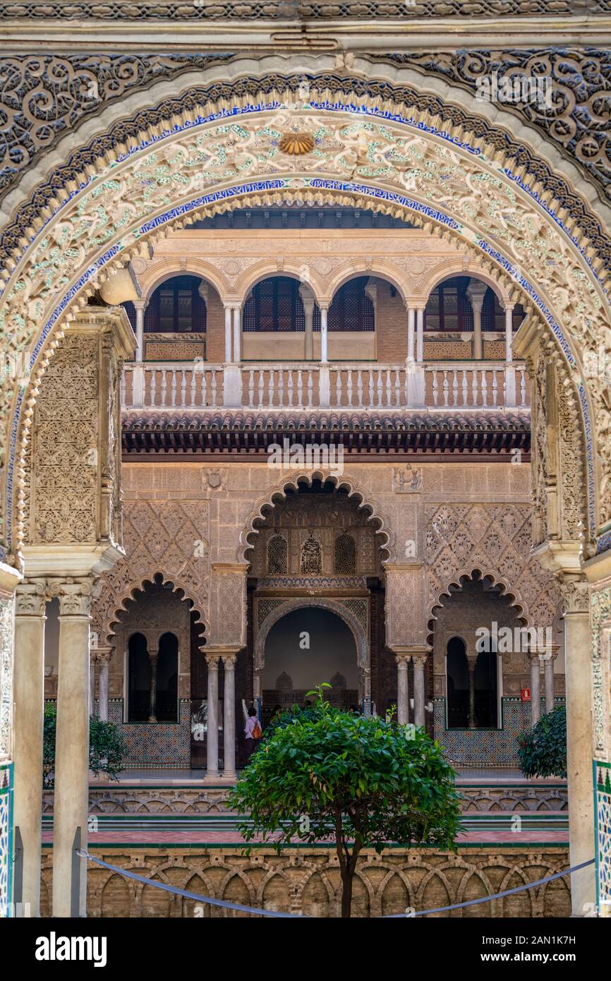 The highly ornate multifoil arches of the Patio de las Doncellas and ...