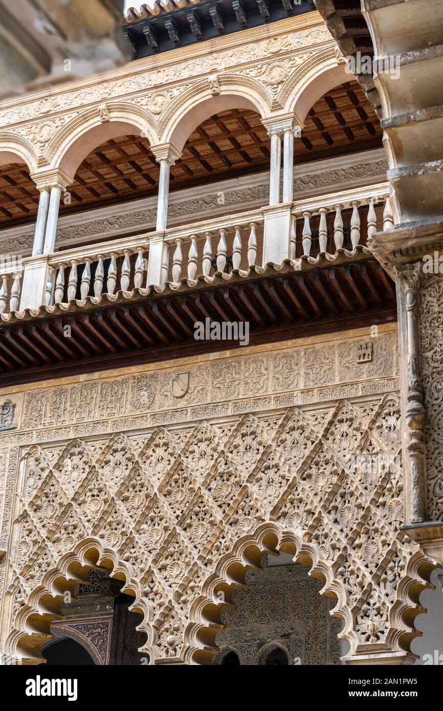 Detail of the sebka diamond stuccowork in the Patio de las Doncellas ...