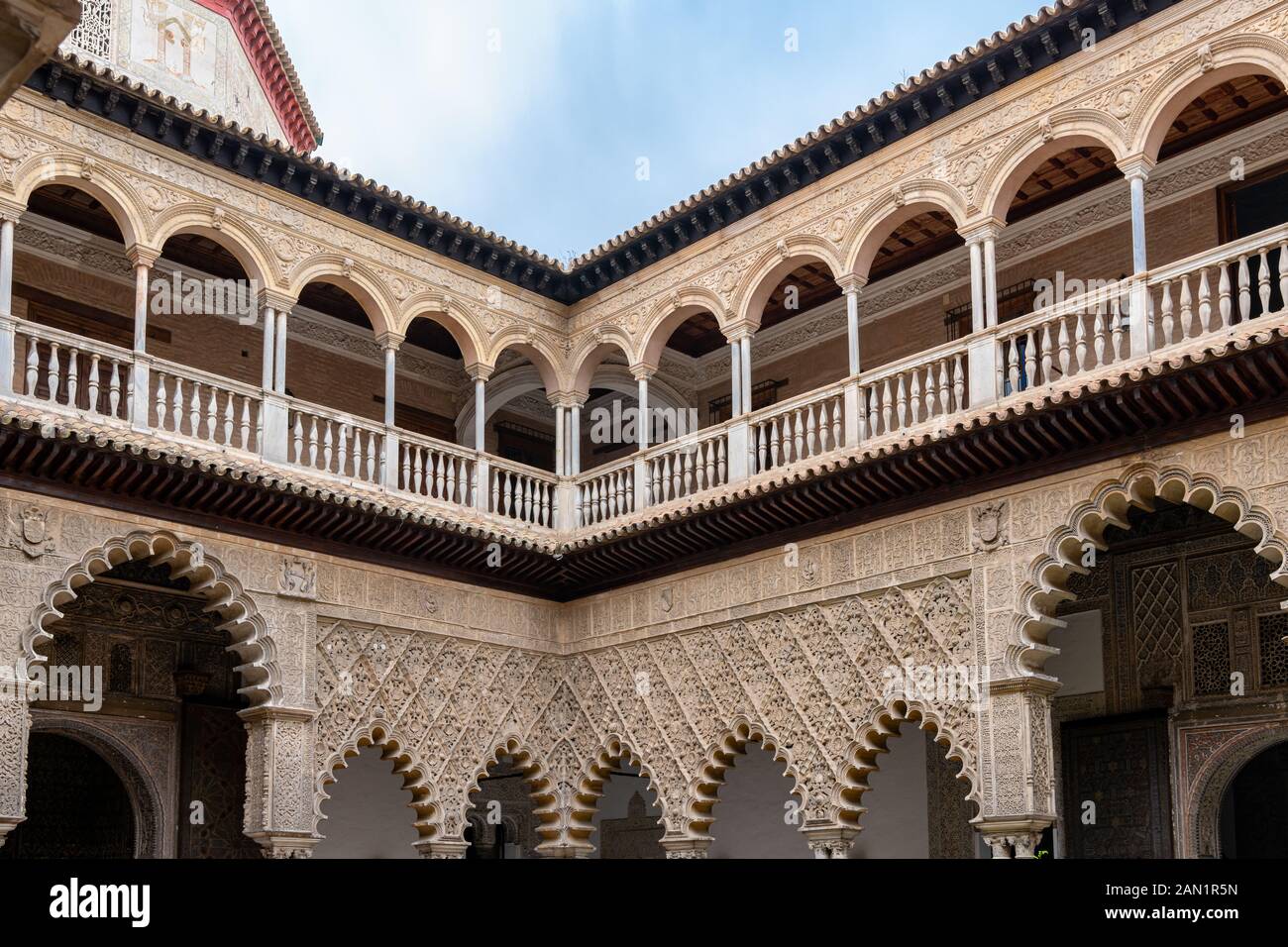 Detail of the sebka diamond stuccowork in the Patio de las Doncellas ...