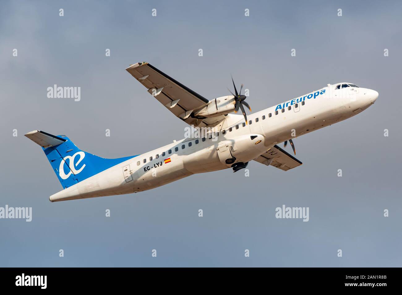 Pilot in atr 72 aircraft hi-res stock photography and images - Alamy