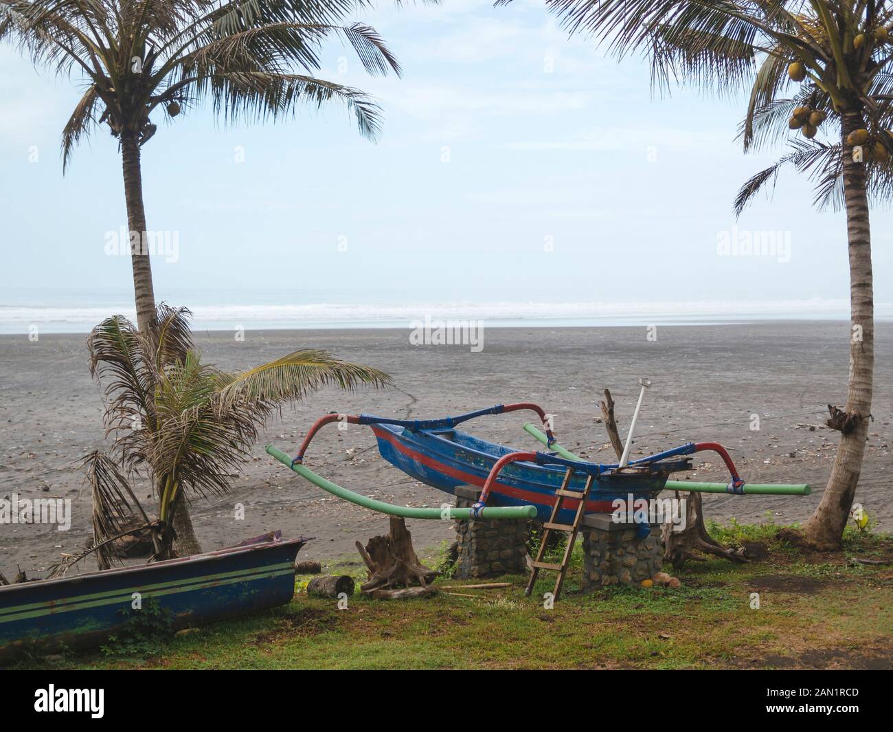 Broken old rowing boat coast hi-res stock photography and images - Alamy