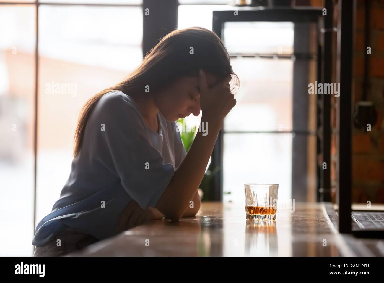 Woman alone bar sad hi-res stock photography and images - Alamy